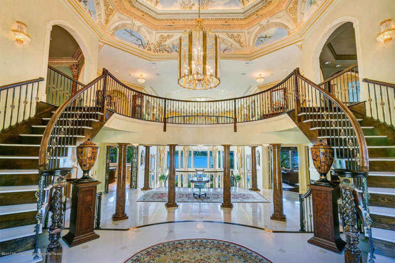 Grand Staircases that Inspire Awe & Wonder | Art & Home