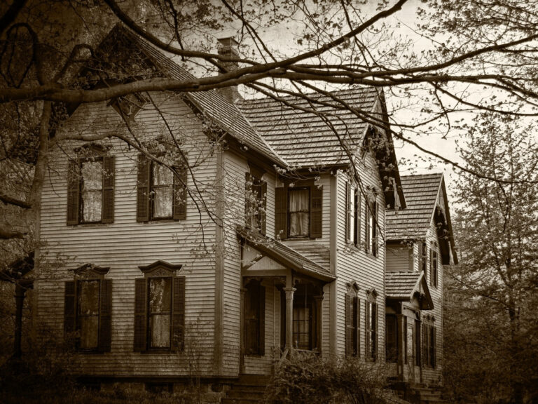Haunted House Tour | The Spookiest Places In the USA | Art & Home